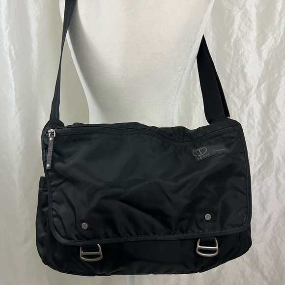 Tumi | Bags | Tumi Tech Essential Gear Black Expandable Messenger Bag ...